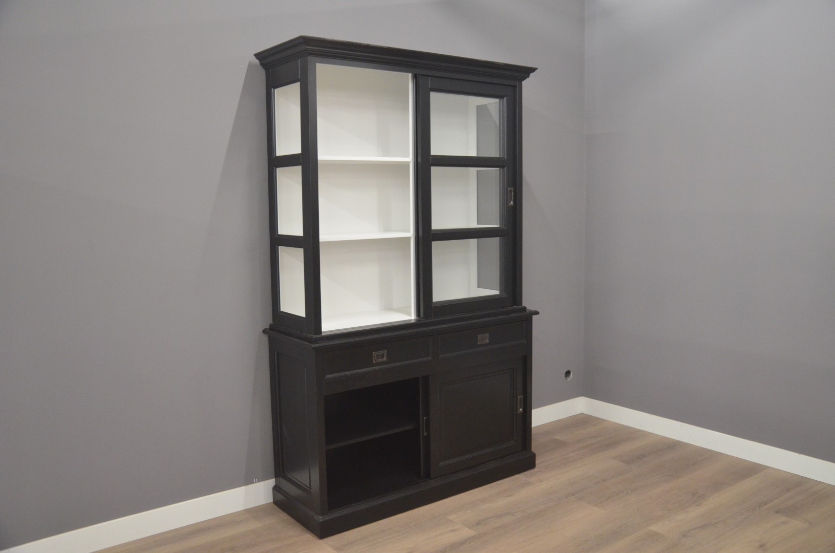 Zwarte buffetkast – winkelkast – vitrinekast 140 cm breed | Story ...